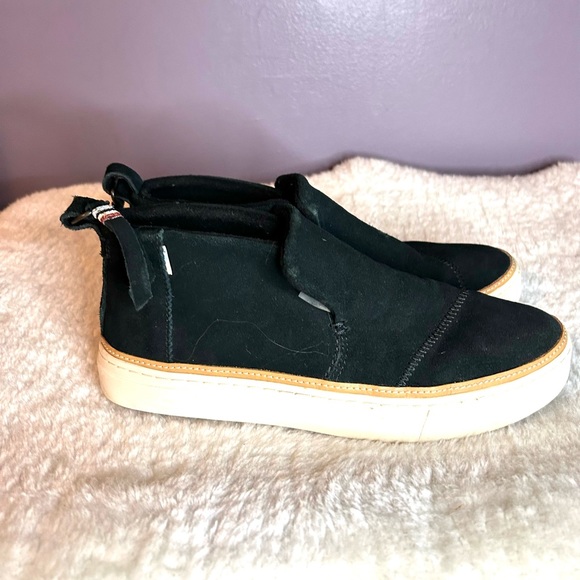 Toms | Shoes | Rare Toms High Top Sneaker W Accents In Black Size ...